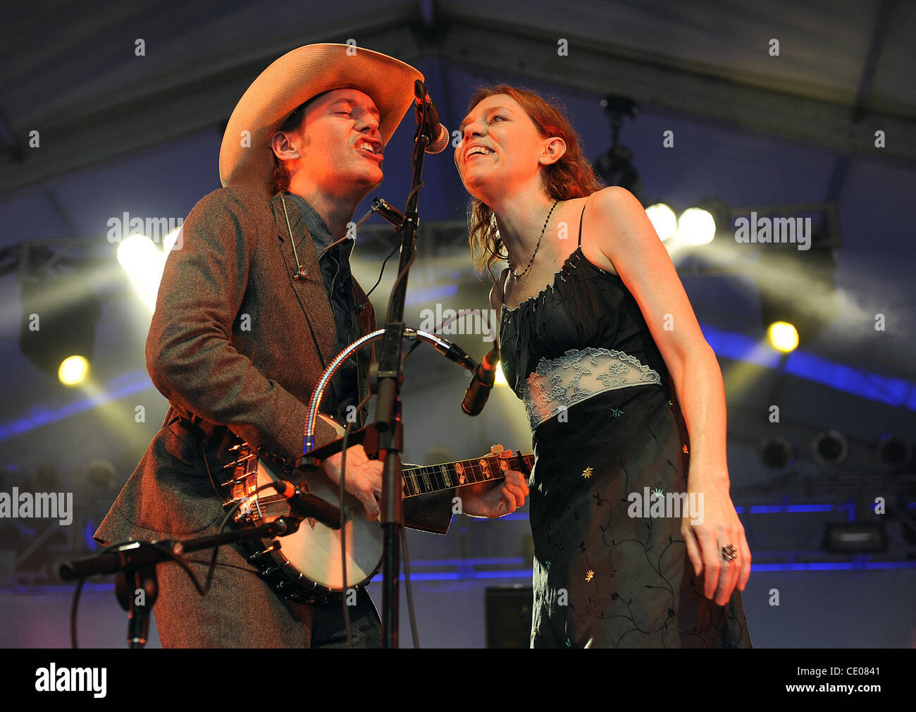 David rawlings performs hi-res stock photography and images - Alamy