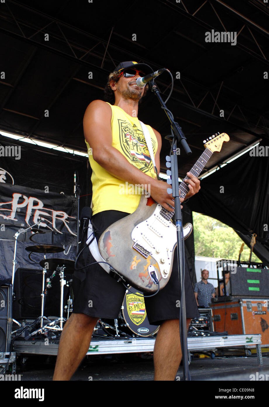 VANS WARP TOUR 2011 features PEPPER whose SKA PUNK gets the crowd ...