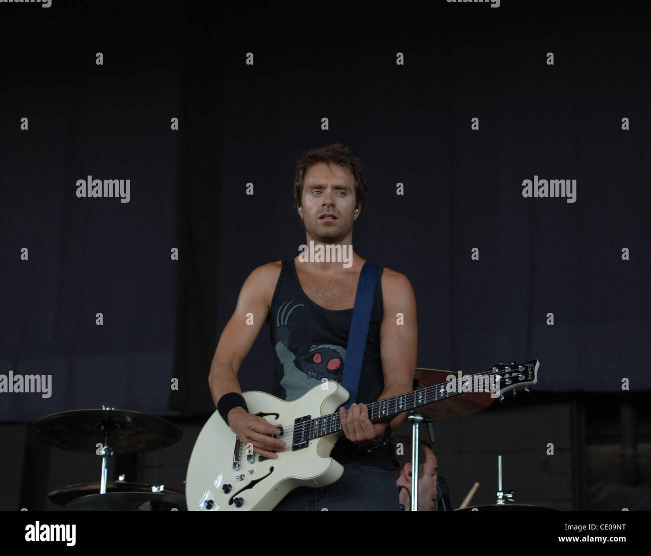 VANS WARP TOUR 2011 features SIMPLE PLAN whose rock gets the crowd ...