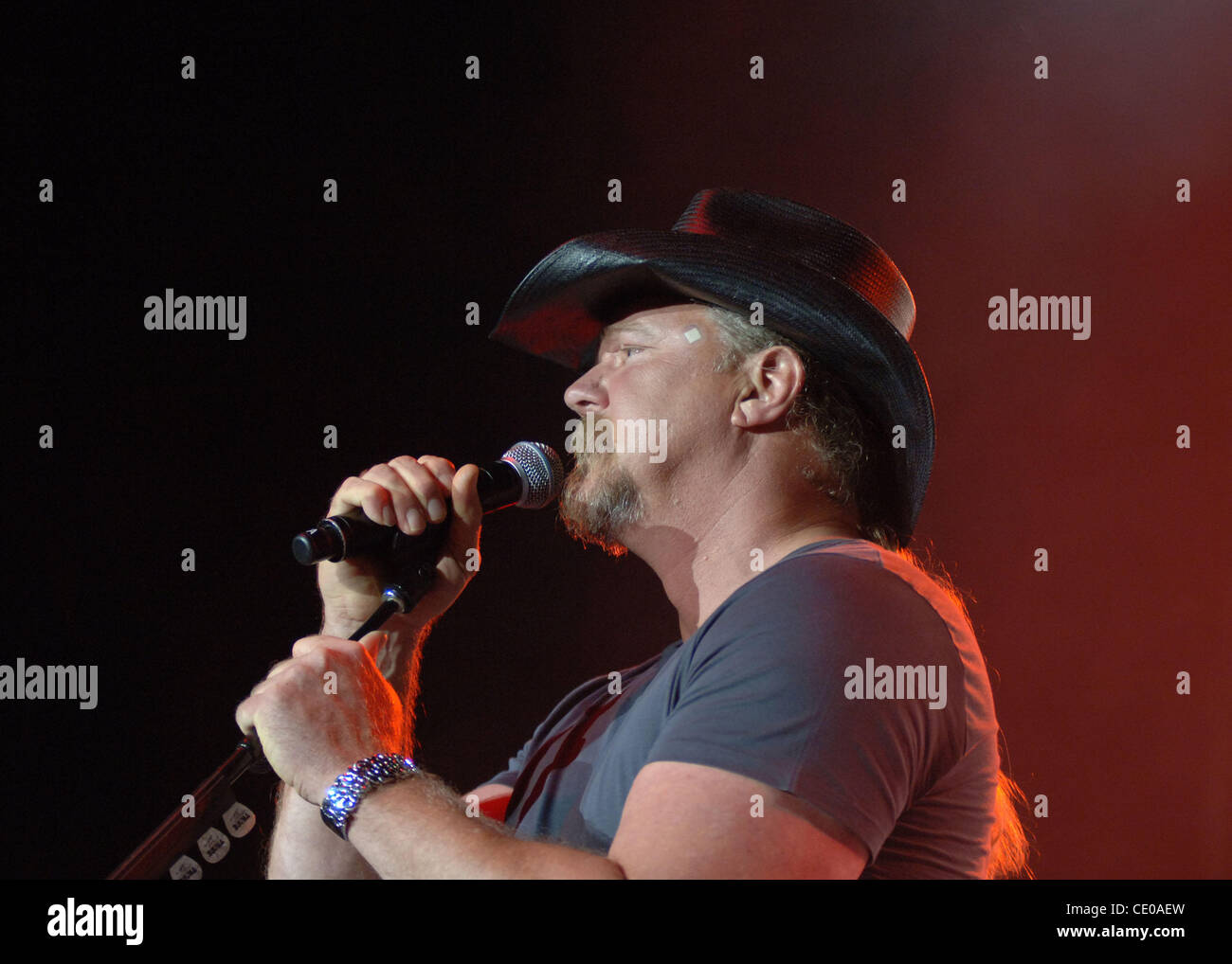 Country singer TRACE ADKINS rolls out his hits for the fans at THE ...