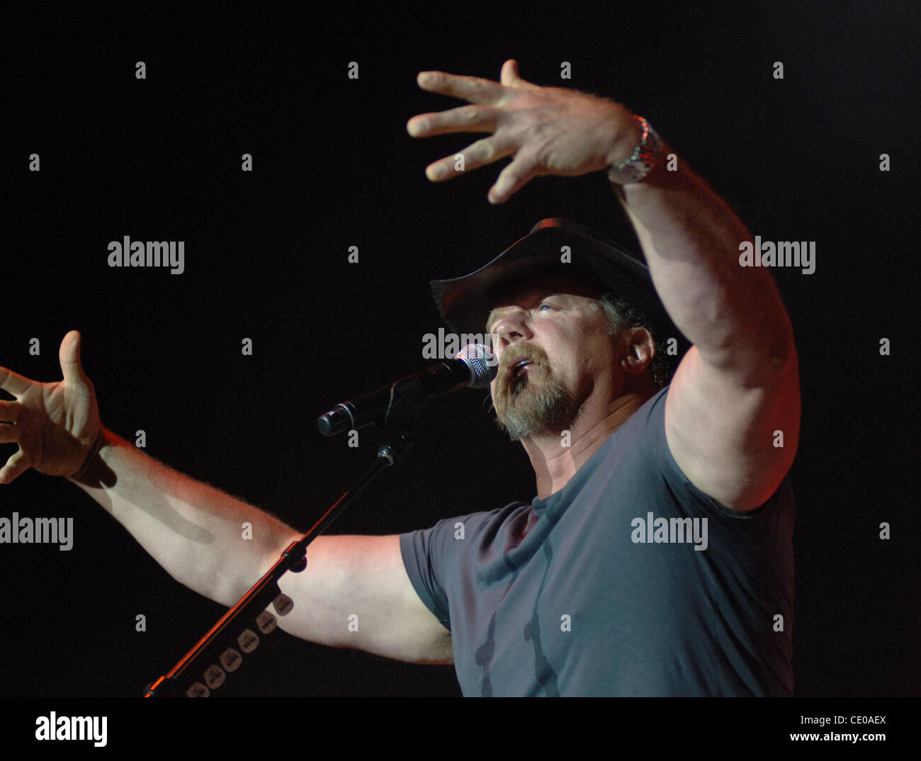 Country singer TRACE ADKINS rolls out his hits for the fans at THE ...