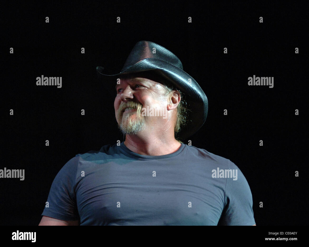 Country singer TRACE ADKINS rolls out his hits for the fans at THE ...