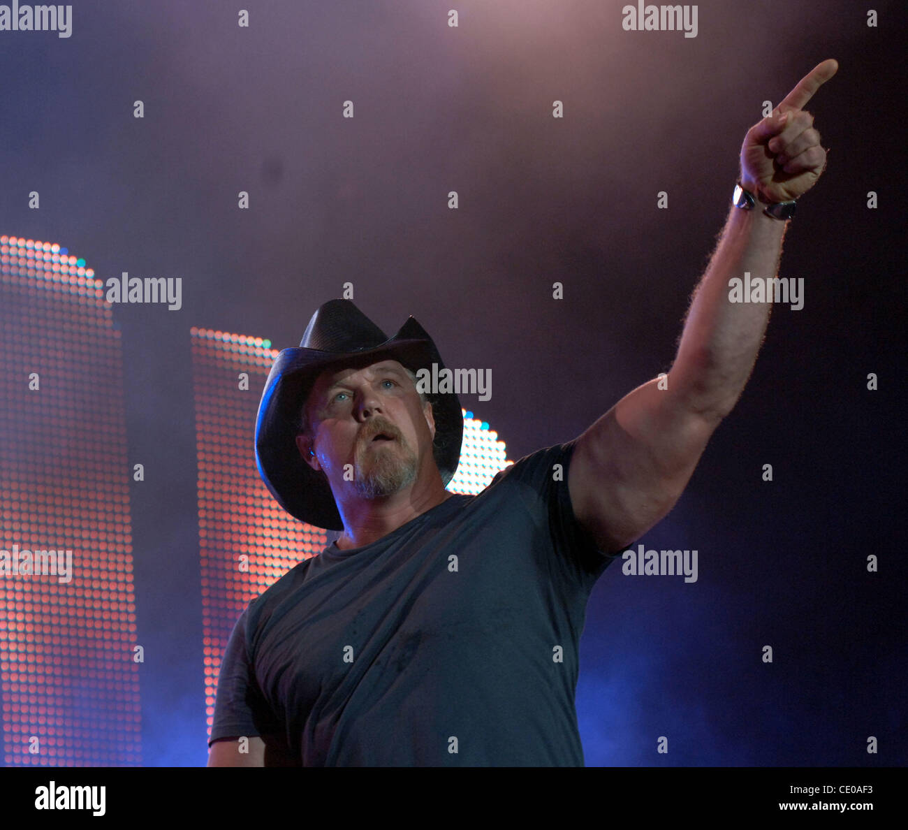 Country singer TRACE ADKINS rolls out his hits for the fans at THE ...