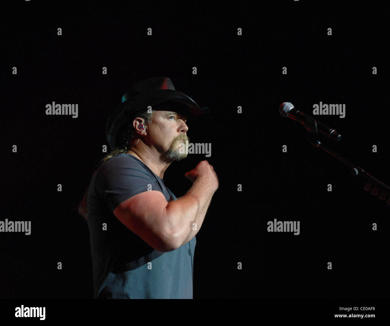 Country singer TRACE ADKINS rolls out his hits for the fans at THE ...
