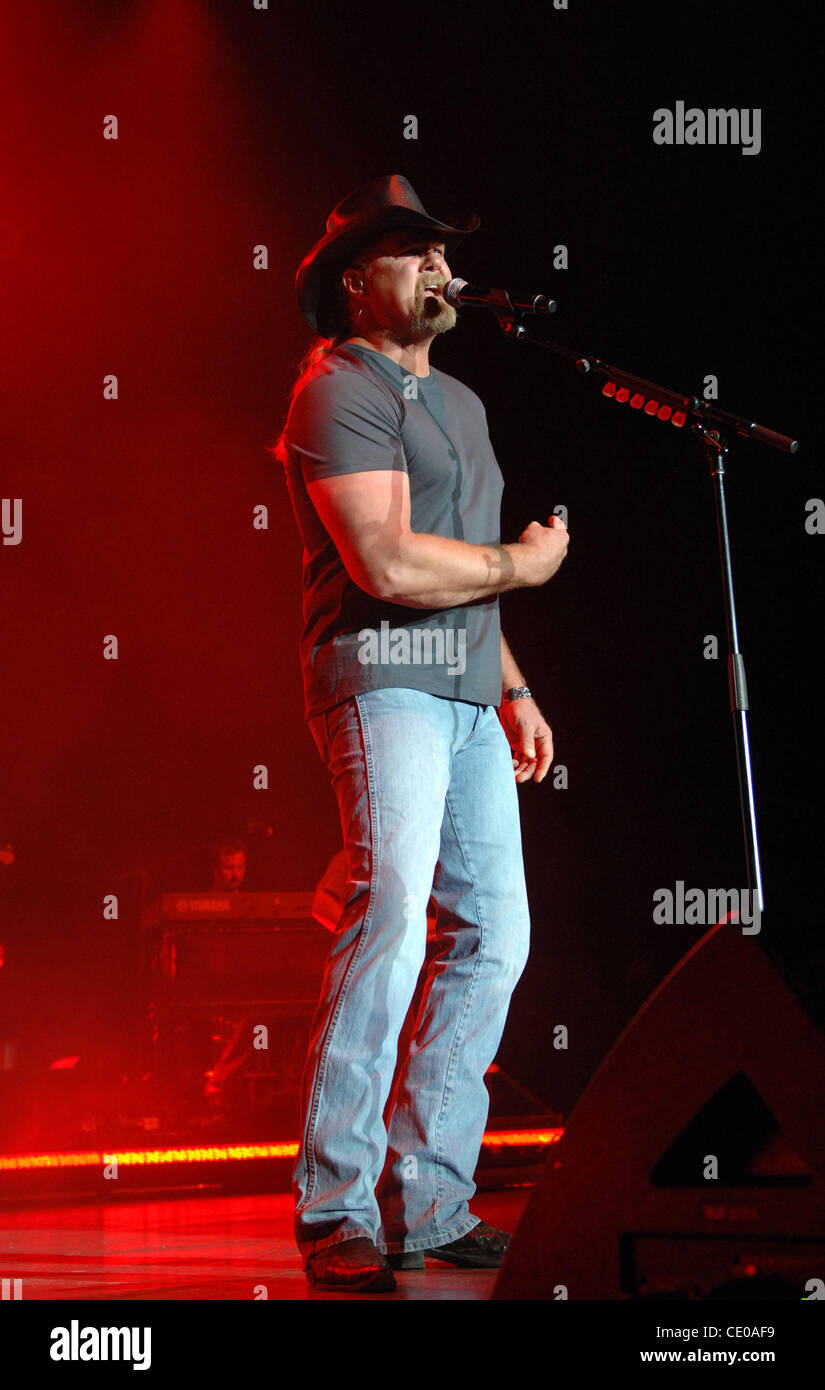 Country singer TRACE ADKINS rolls out his hits for the fans at THE ...