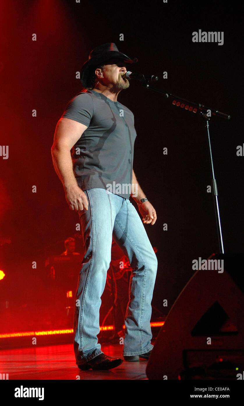 Country singer TRACE ADKINS rolls out his hits for the fans at THE ...