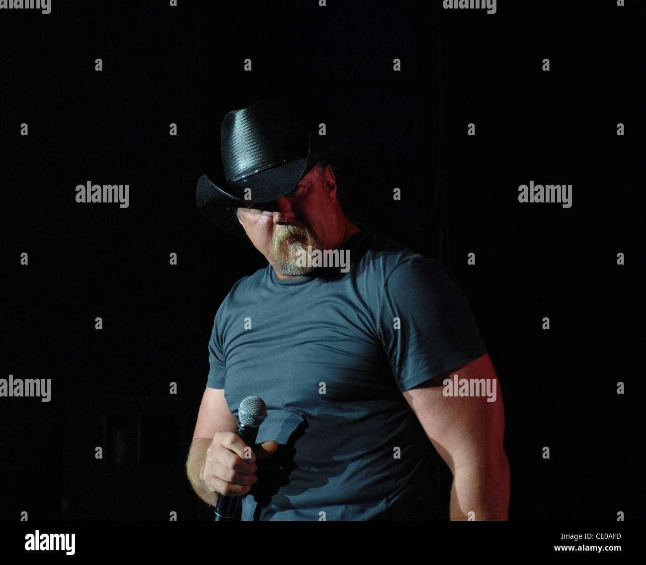 Country singer TRACE ADKINS rolls out his hits for the fans at THE ...