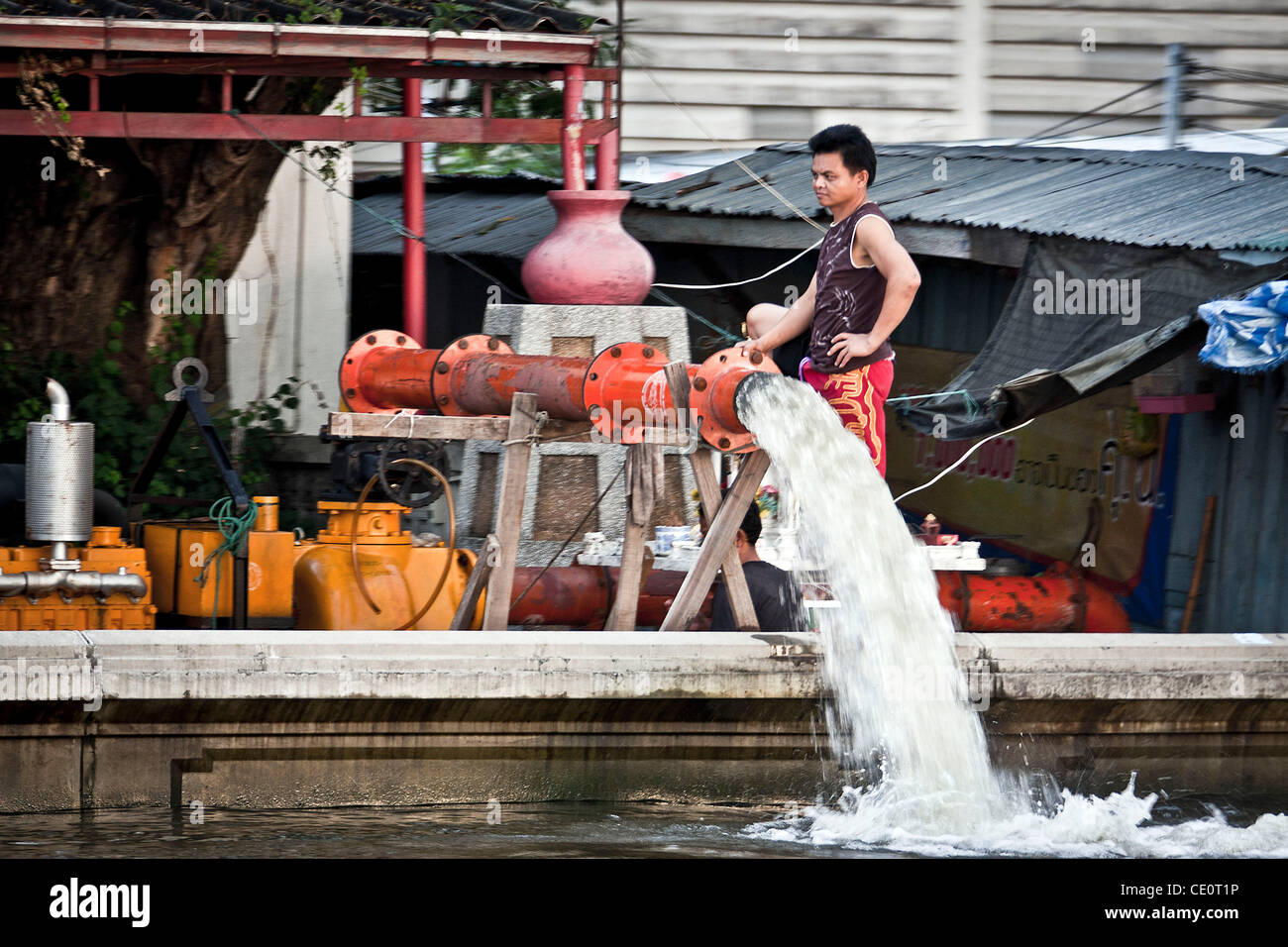 Oct. 20, 2011 - Nonthanburi, Bangkok, Thailand - A man drain out water ...
