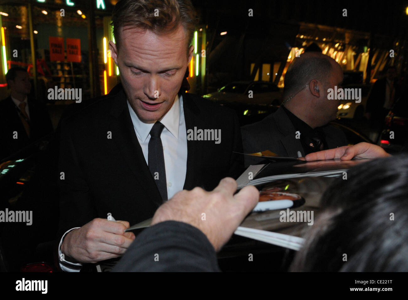 Paul Bettany signing autographs outside San Nicci restaurant after the ...