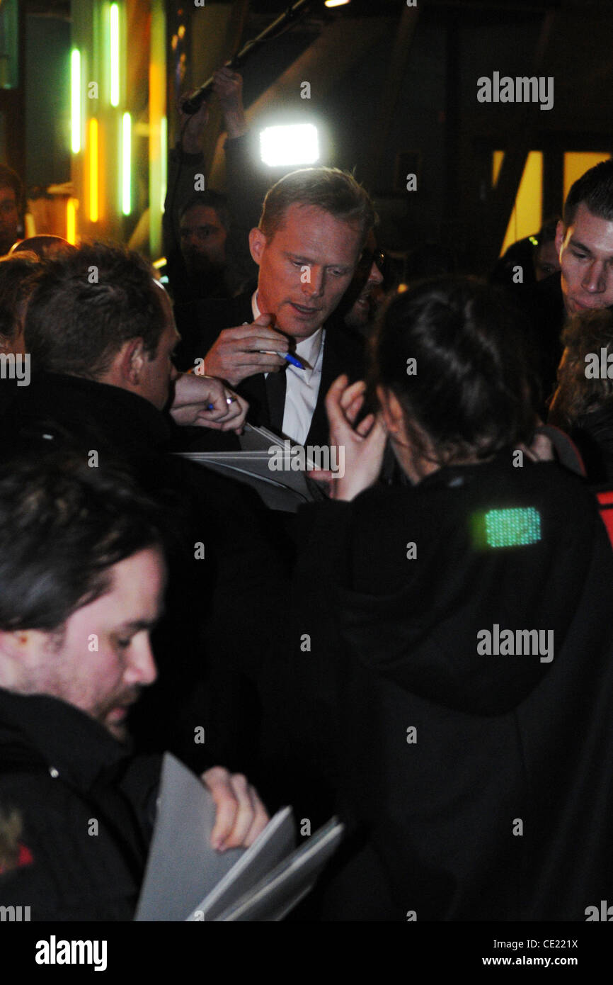 Paul bettany signing autographs outside hi-res stock photography and ...