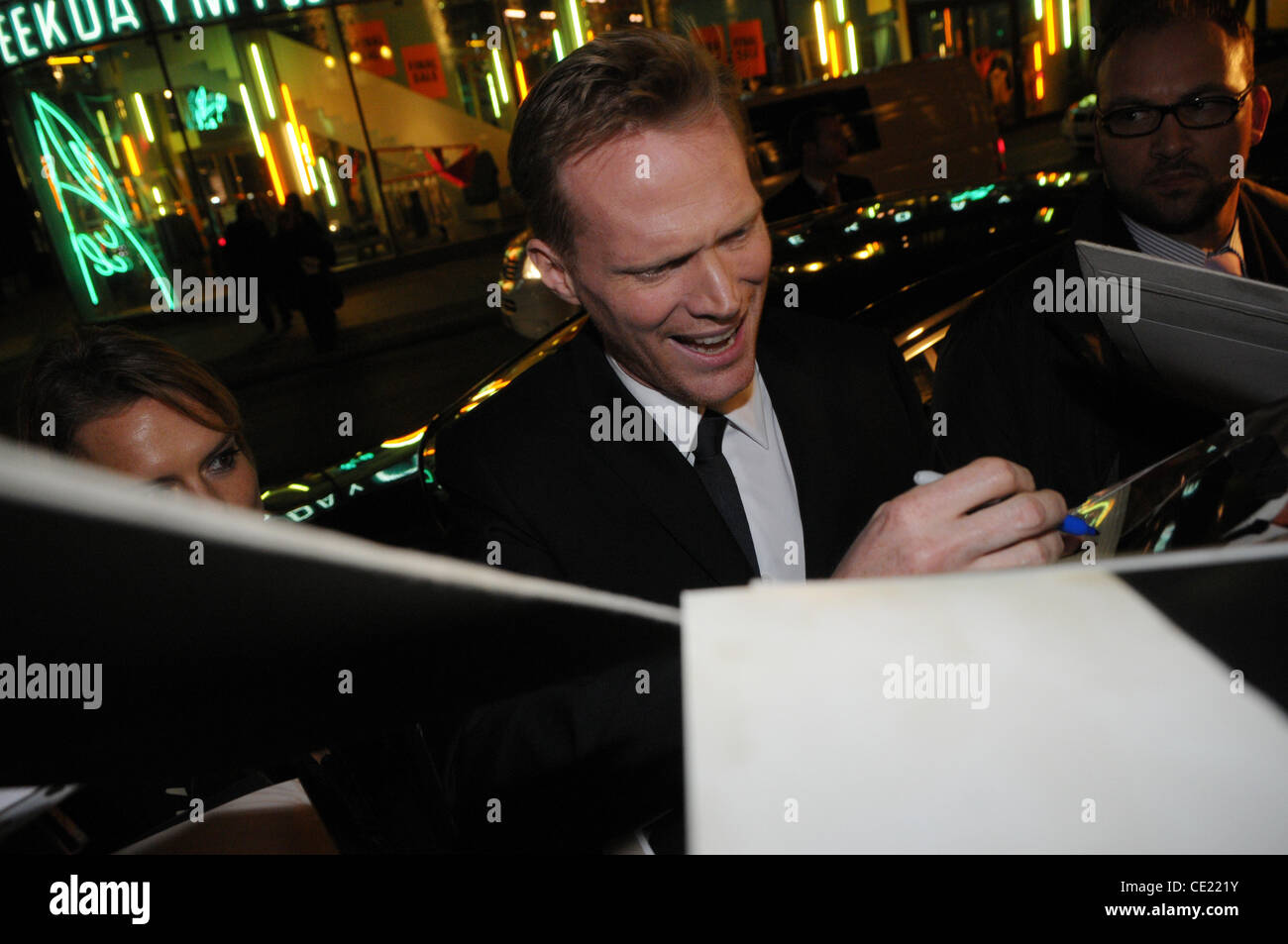 Paul Bettany signing autographs outside San Nicci restaurant after the ...