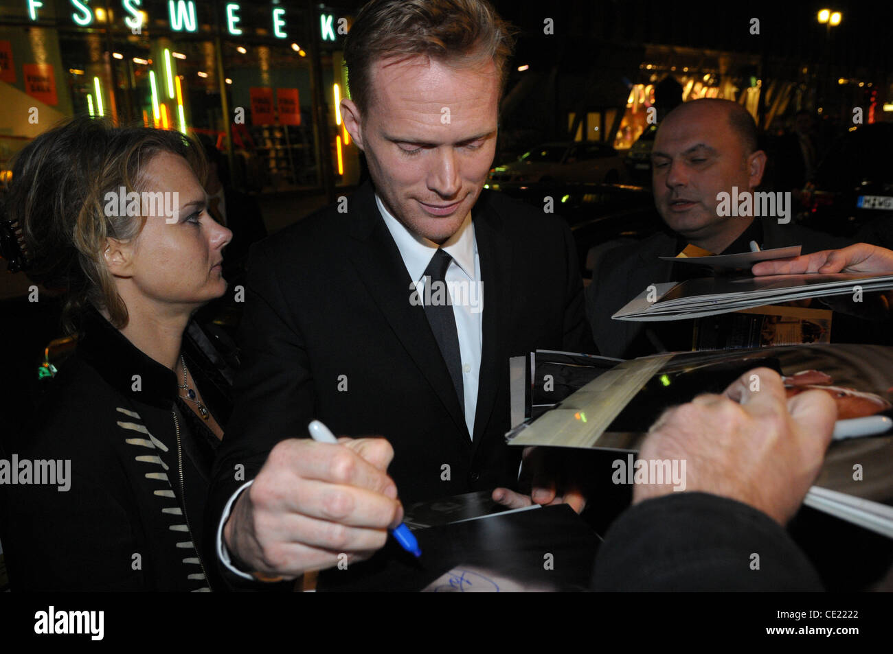 Paul bettany signing autographs outside hi-res stock photography and ...