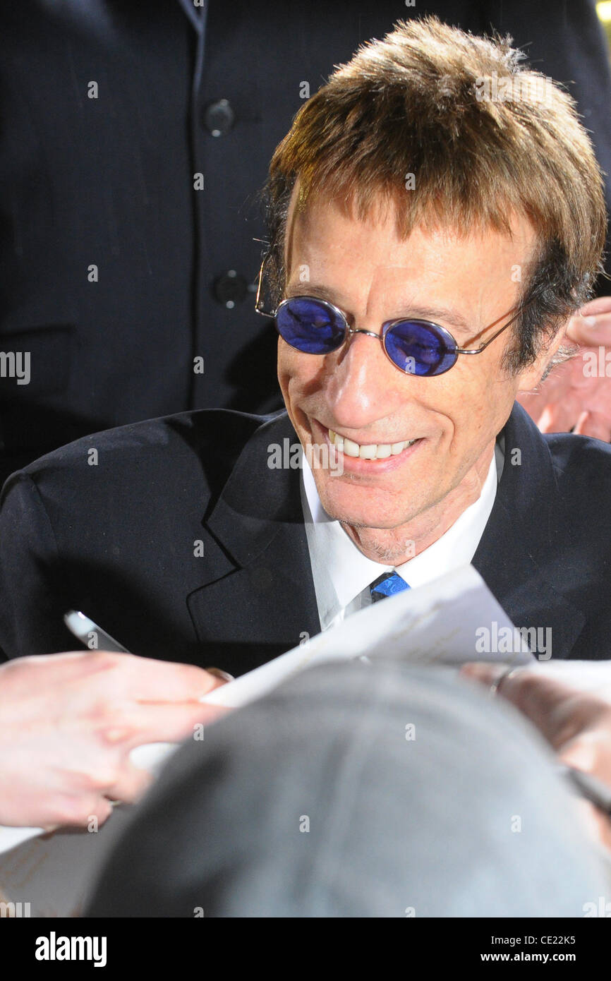 Robin Gibb signing autographs at Goldene Kamera event at Ullsteinhaus ...