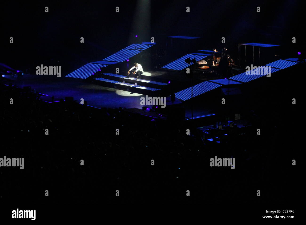 Usher cuts his performance short and leaves the stage of the O2 World ...