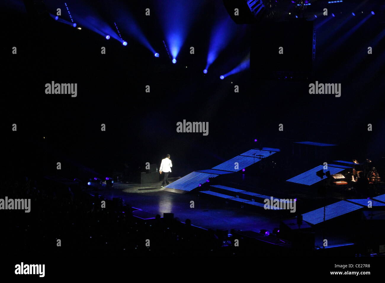 Usher cuts his performance short and leaves the stage of the O2 World ...
