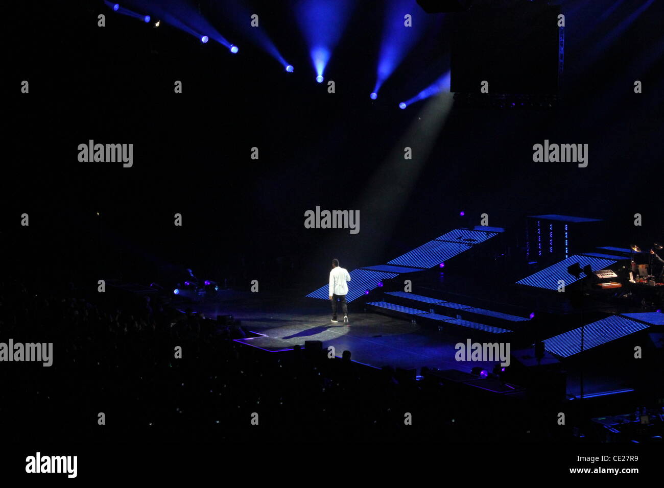 Usher cuts his performance short and leaves the stage of the O2 World ...