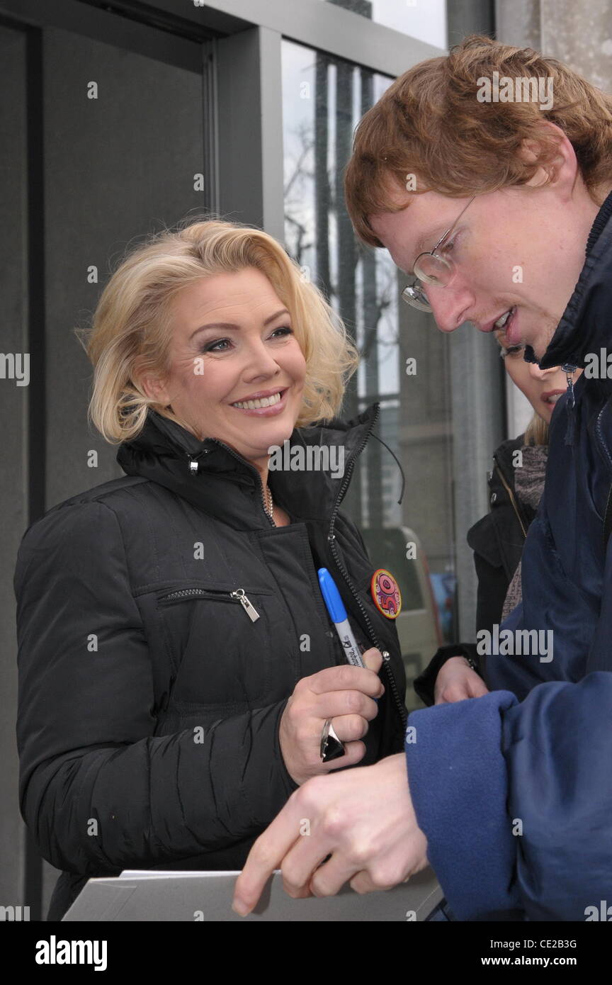 Kim Wilde leaving SAT.1 TV's "Fruehstuecksfernsehen" show the day after ...