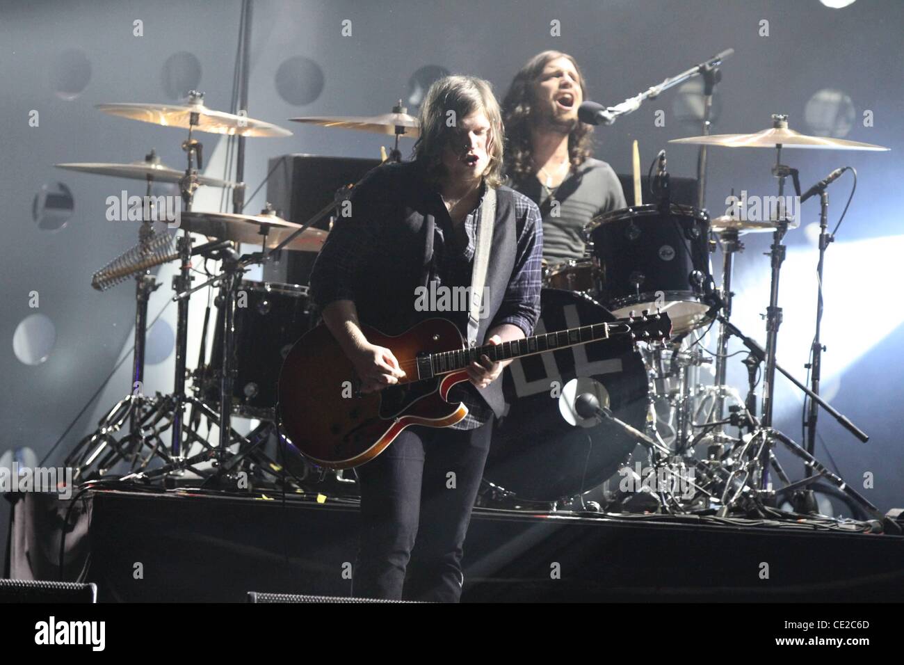 Musicians Matthew (l) and Nathan Followill of 'Kings of Leon ...