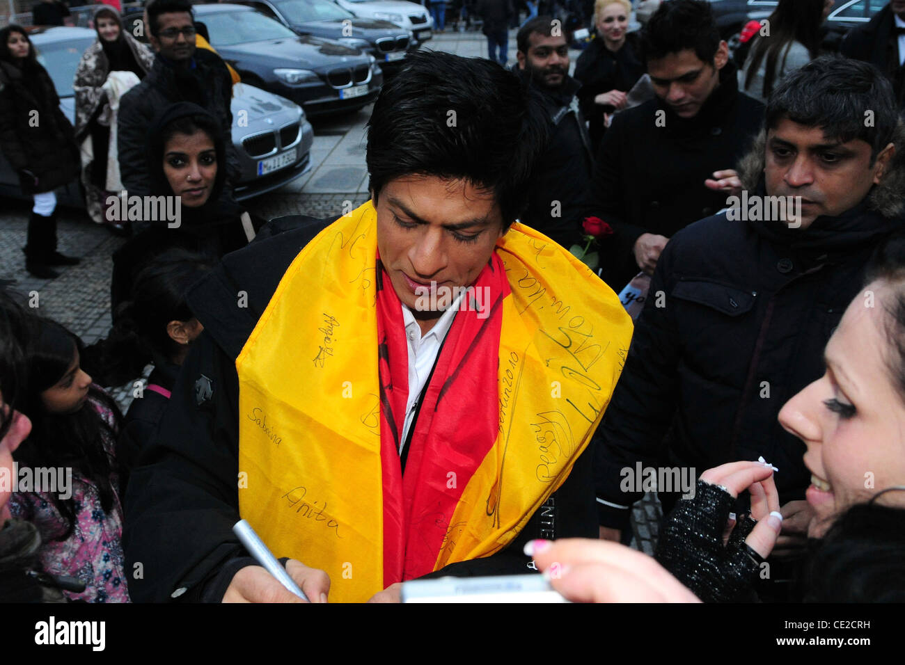 Shahrukh Khan signing autographs whilst receiving birthday presents on ...