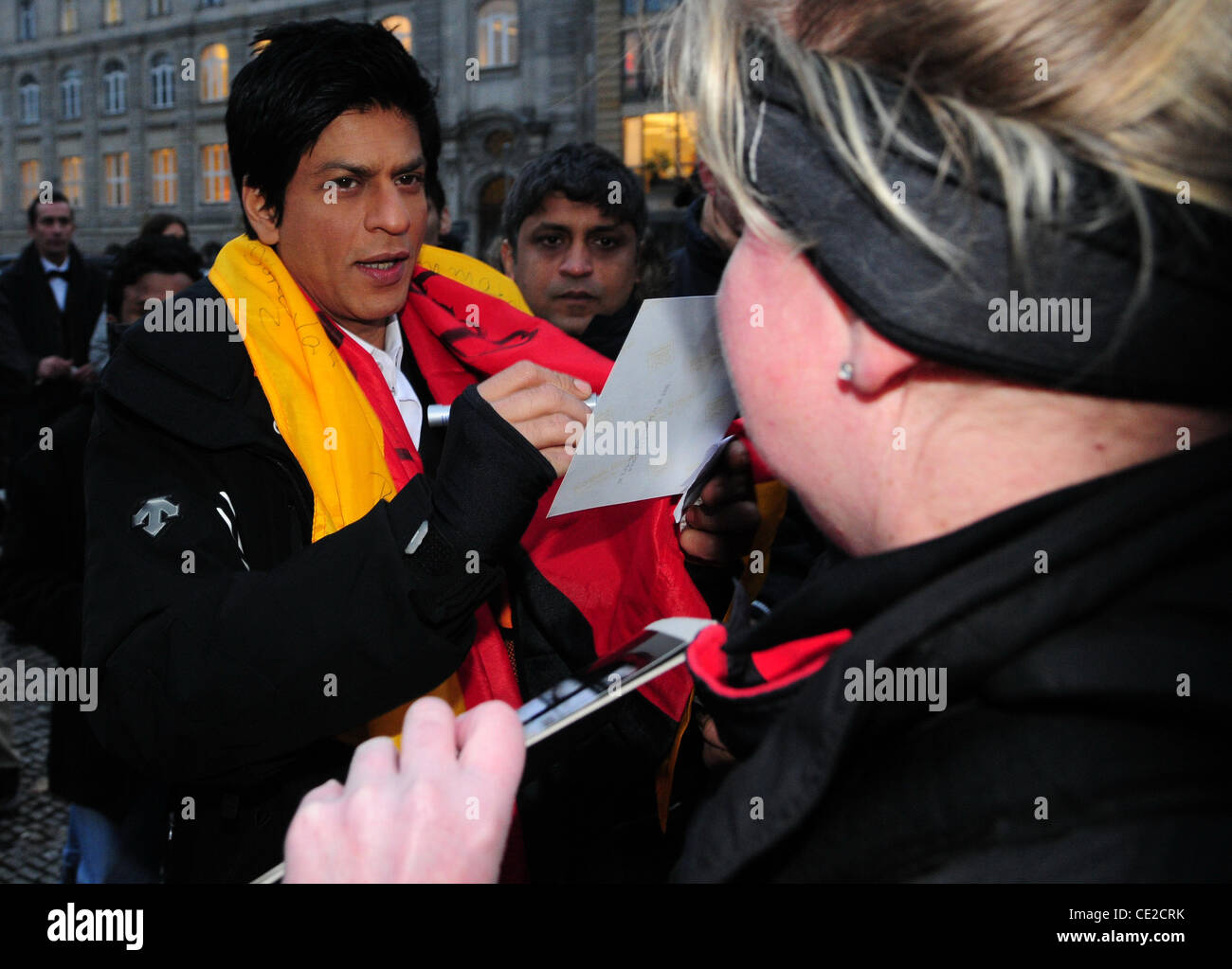 Shahrukh Khan signing autographs whilst receiving birthday presents on ...