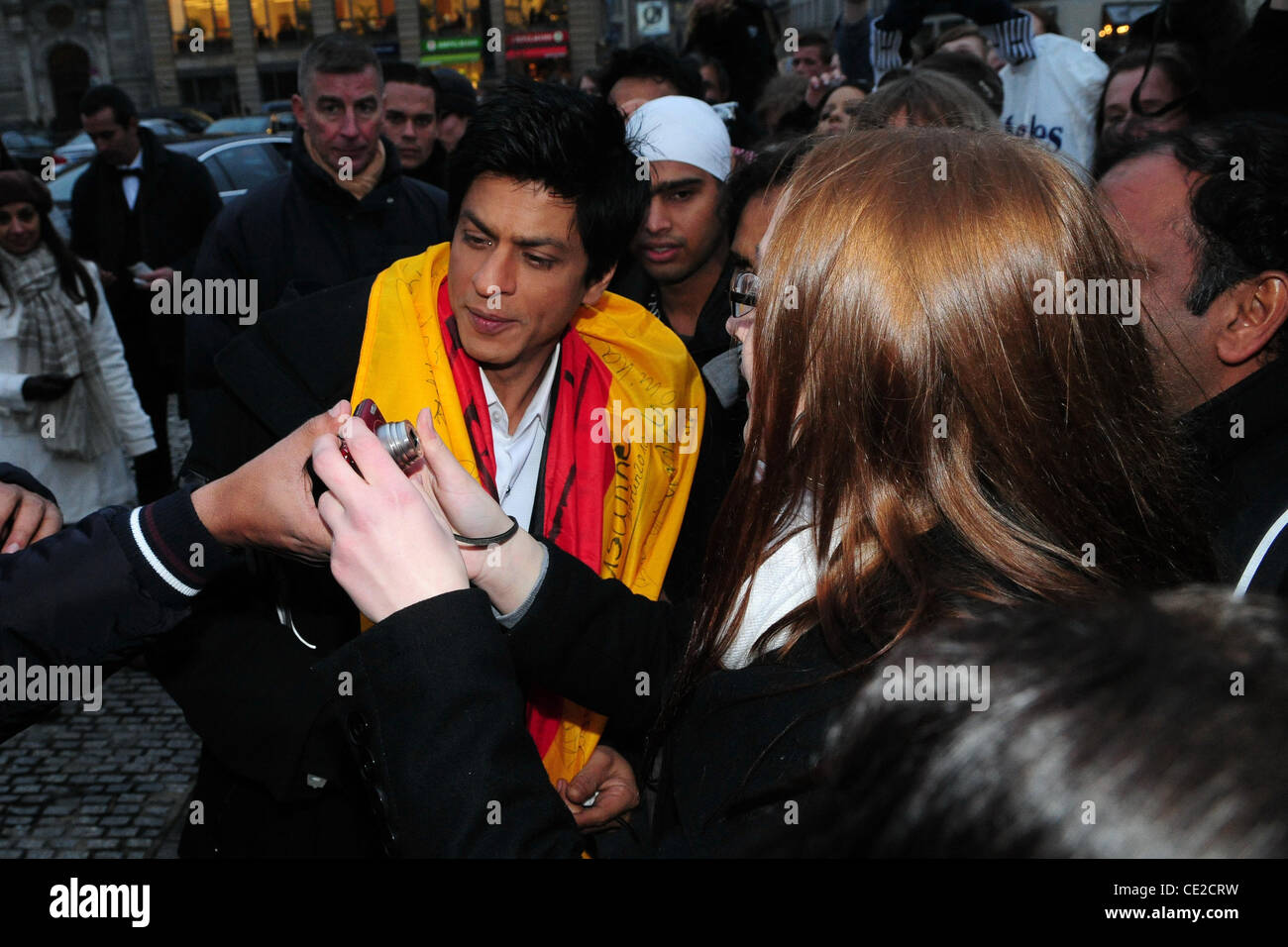 Shahrukh Khan signing autographs whilst receiving birthday presents on ...