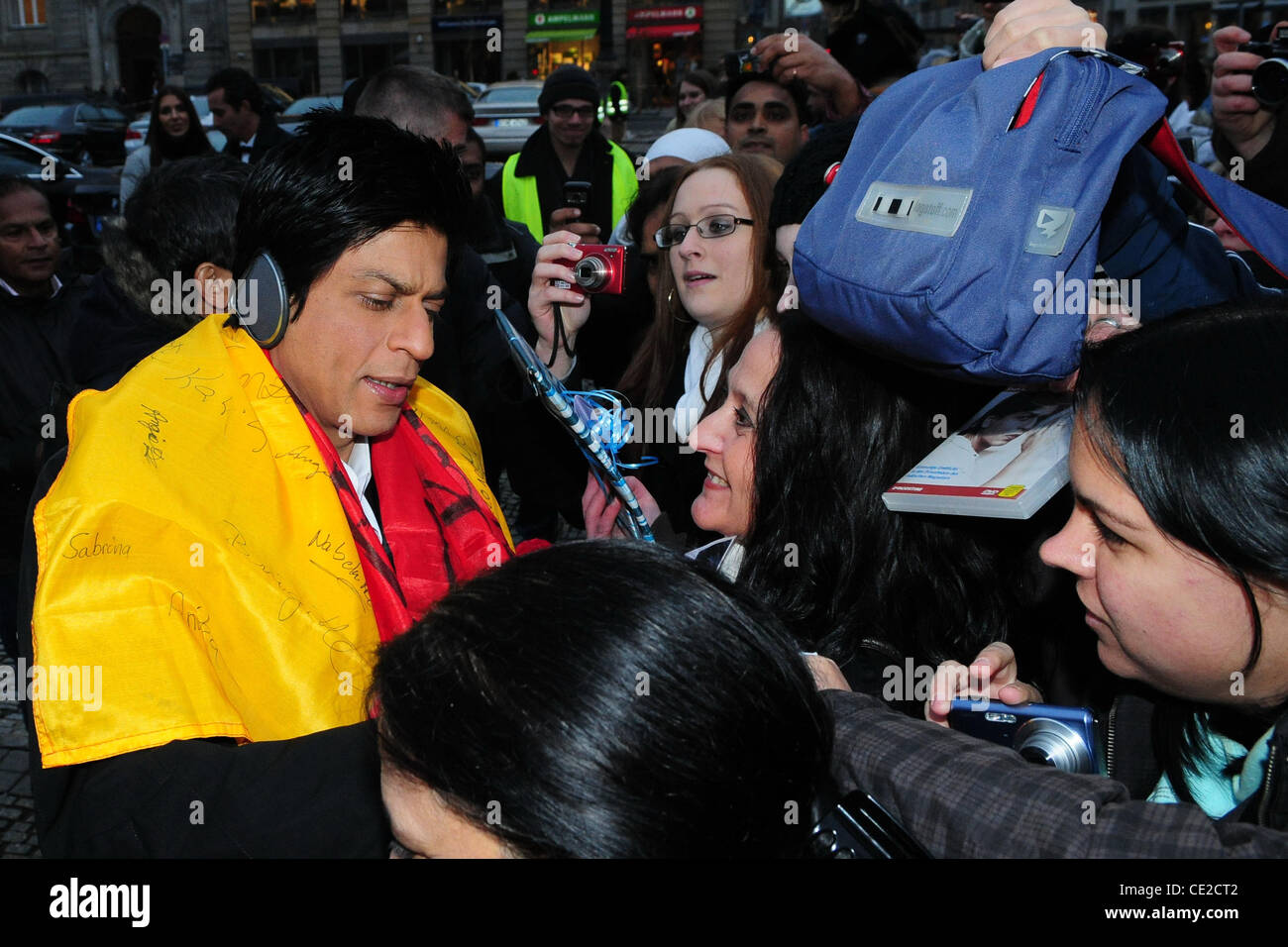 Shahrukh Khan signing autographs whilst receiving birthday presents on ...