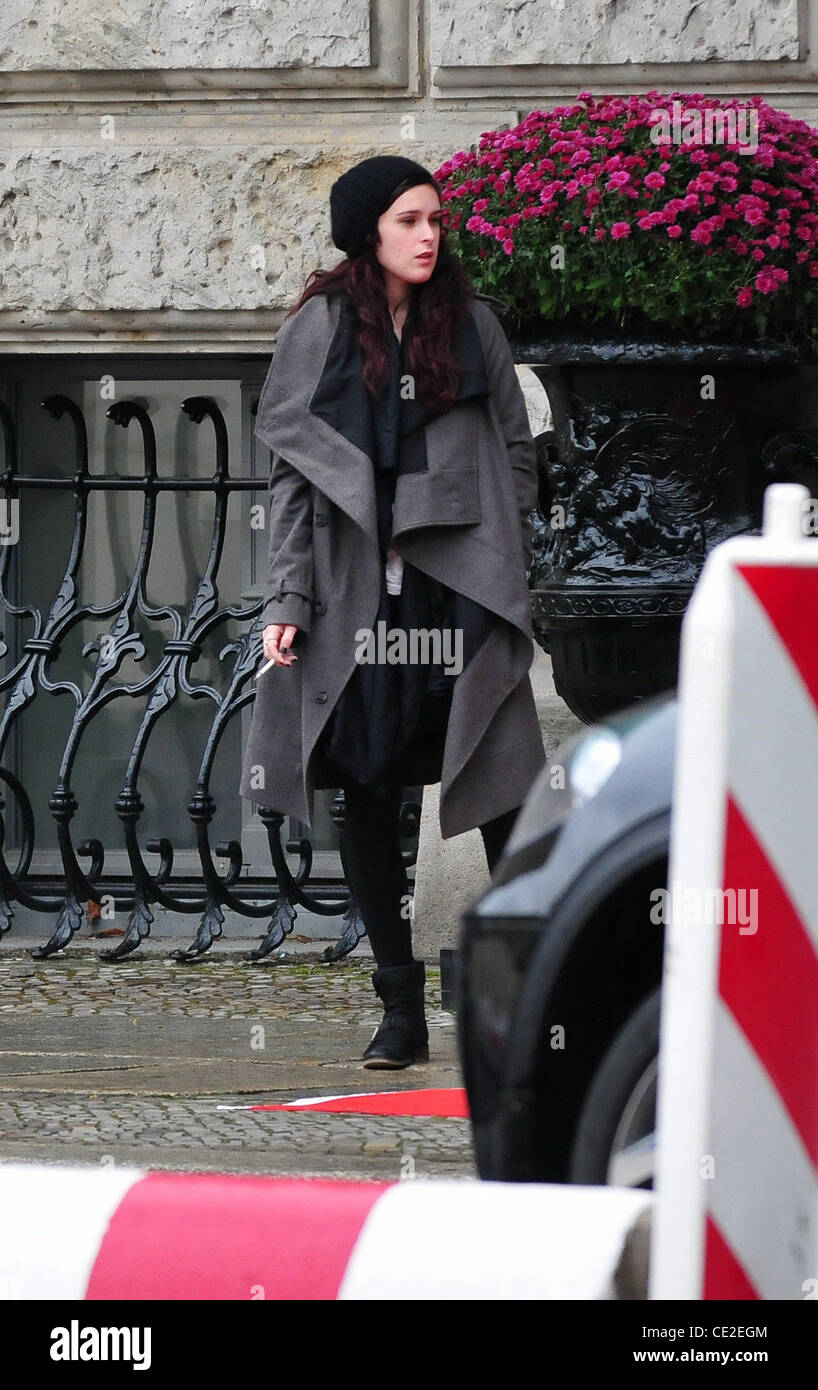 Rumer willis smoking cigarette outside hi-res stock photography and ...