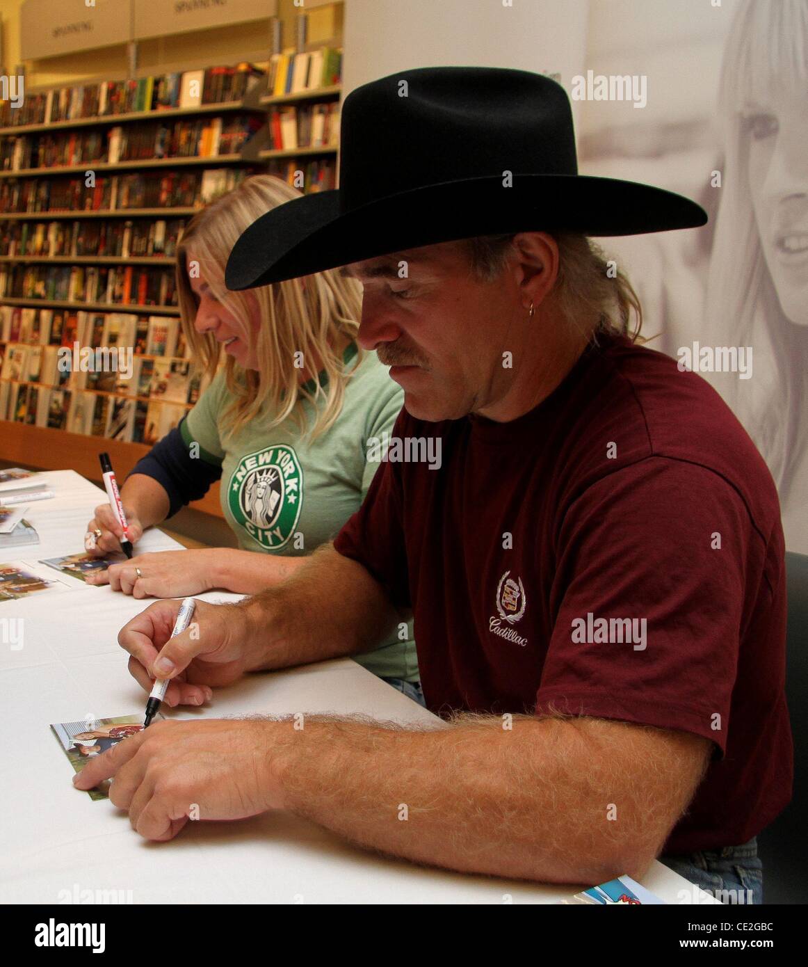 Konny Reimann and his wife Manuela signing their book at Bahnhof Altona ...