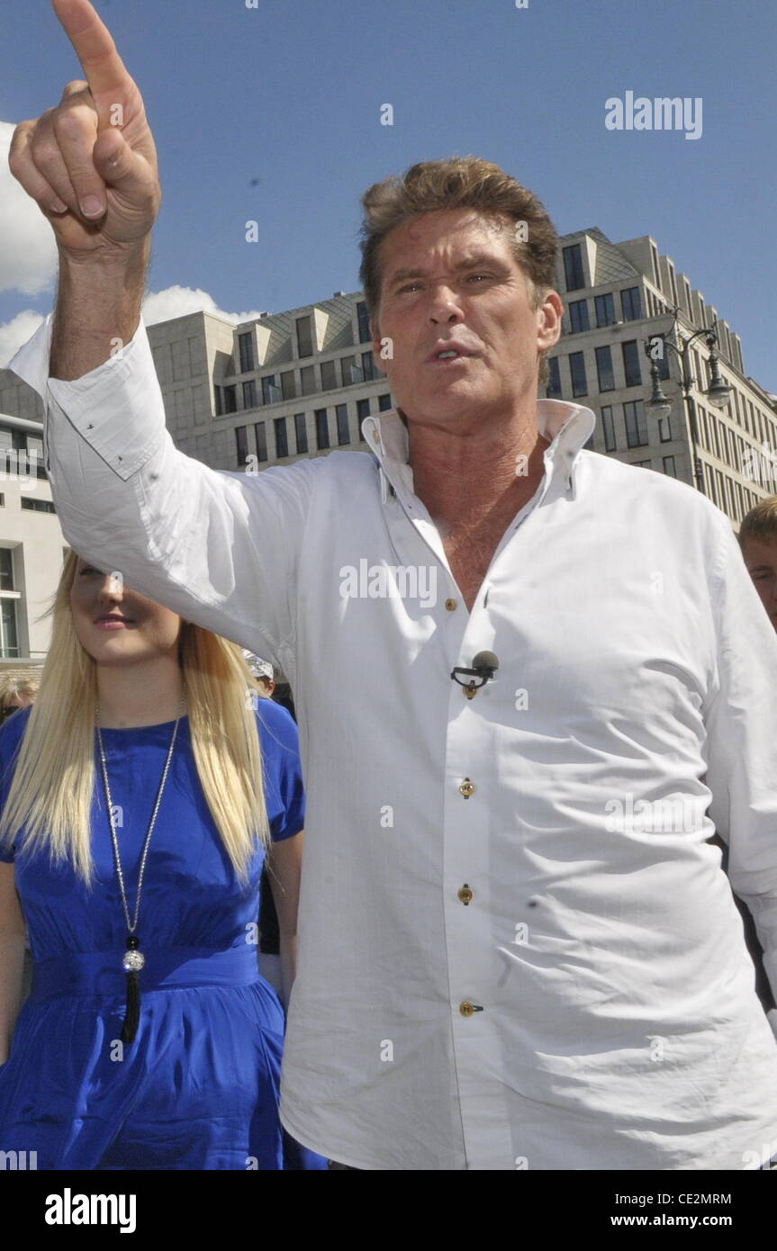 David Hasselhoff talks with his daughters Hayley Amber and Taylor Ann ...