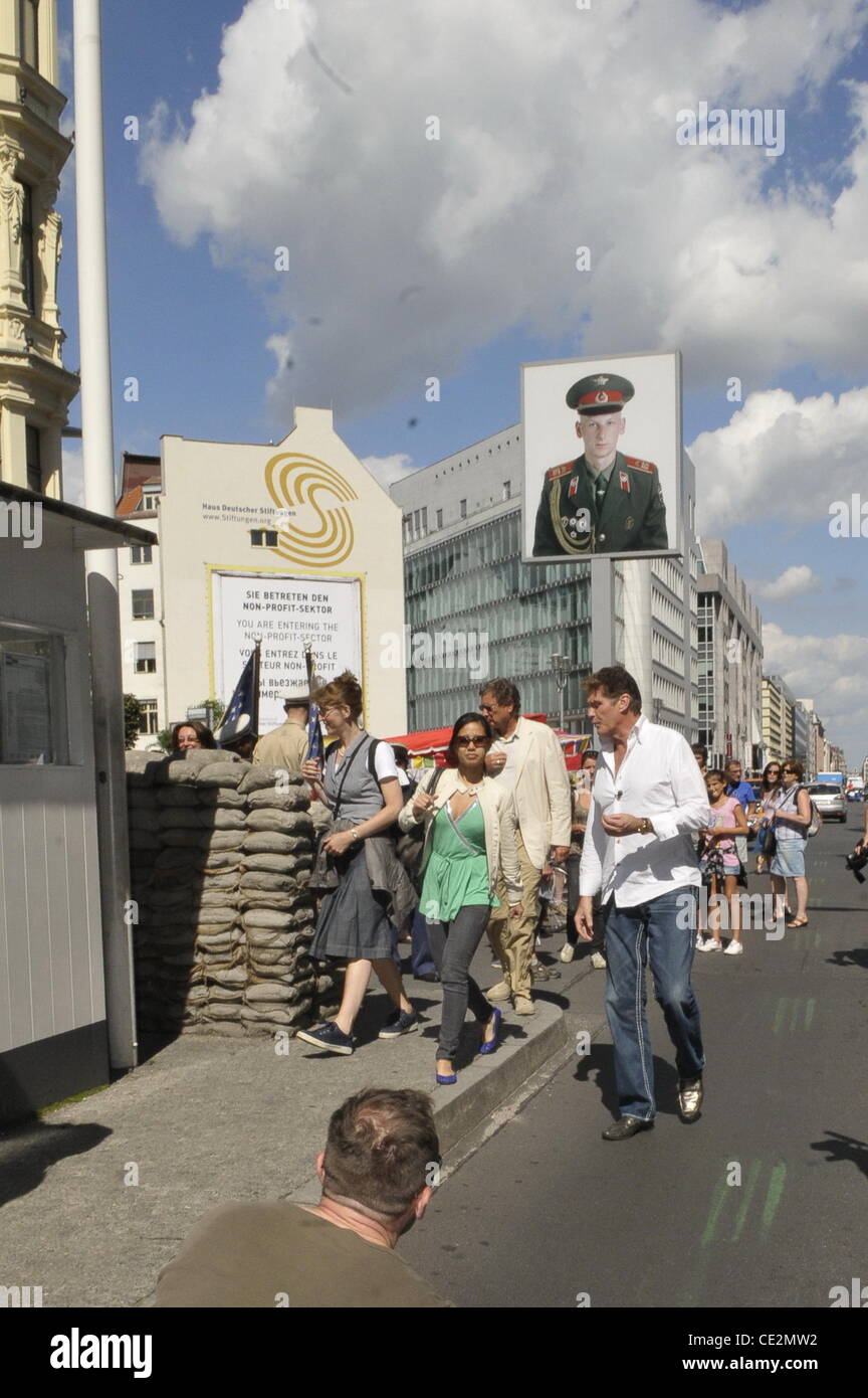 David Hasselhoff and his daughters visit former border station ...