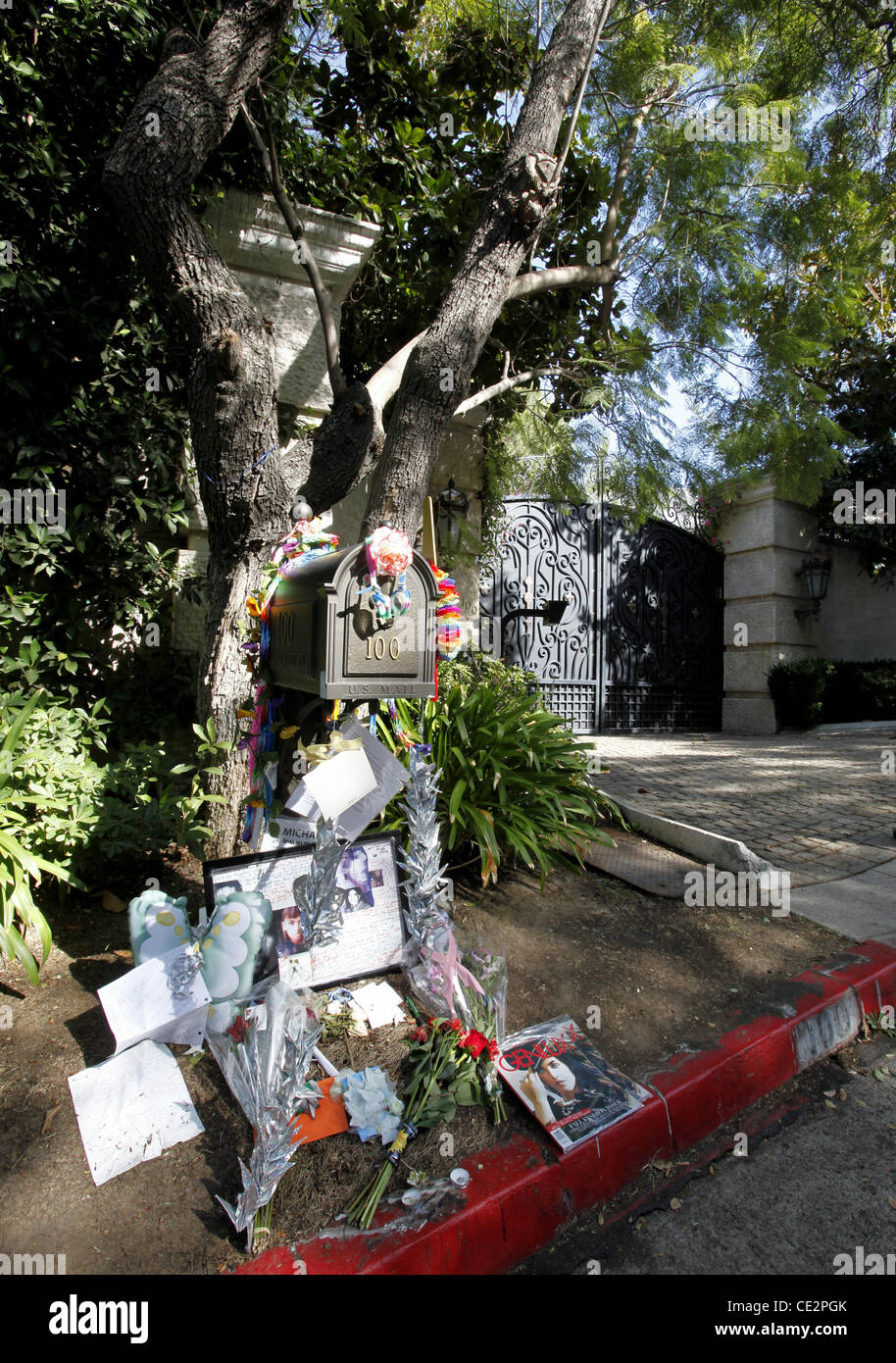General view of Michael Jackson's home after he died in Beverly Hills ...