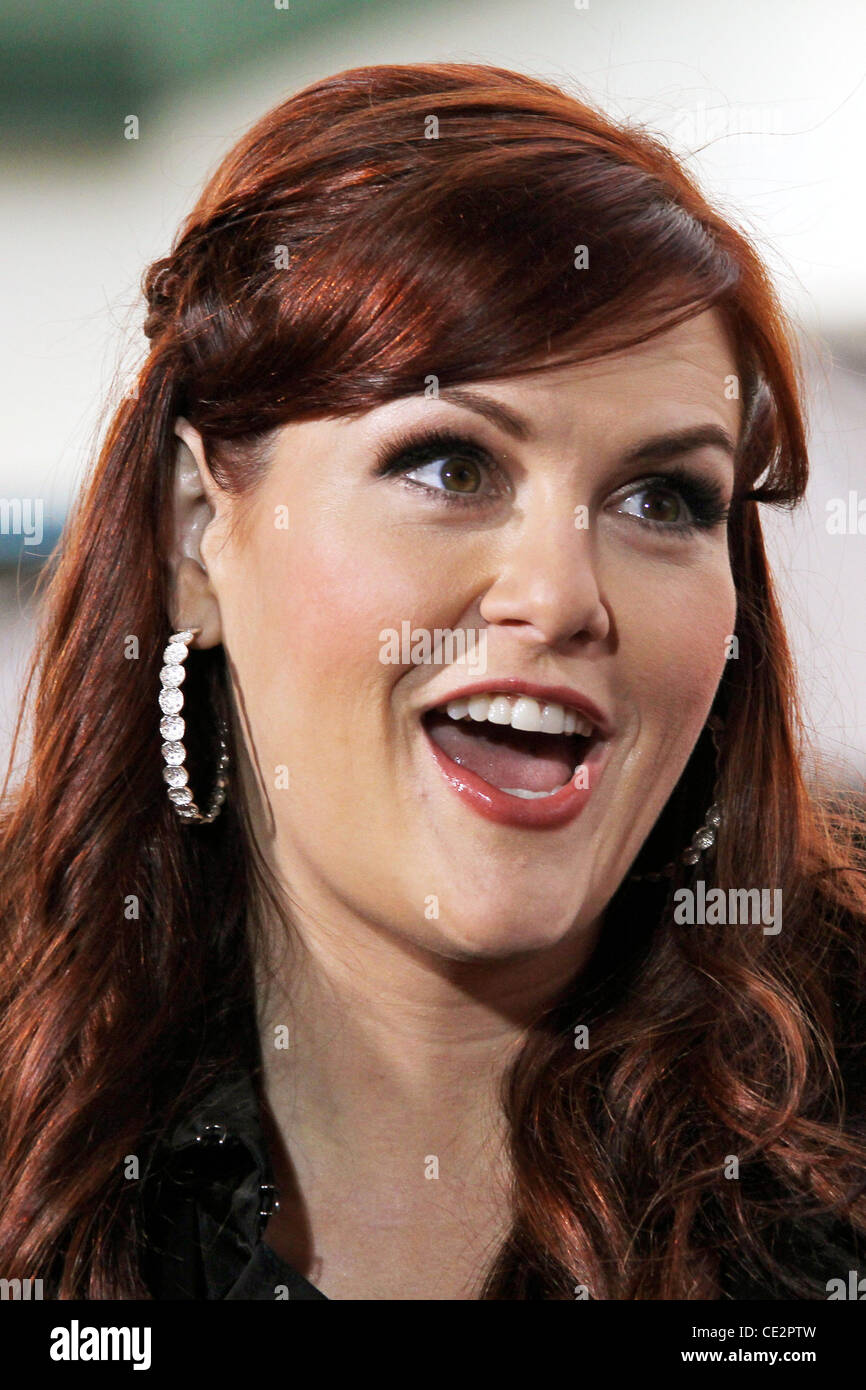 Sara Rue filming an interview for entertainment television news ...