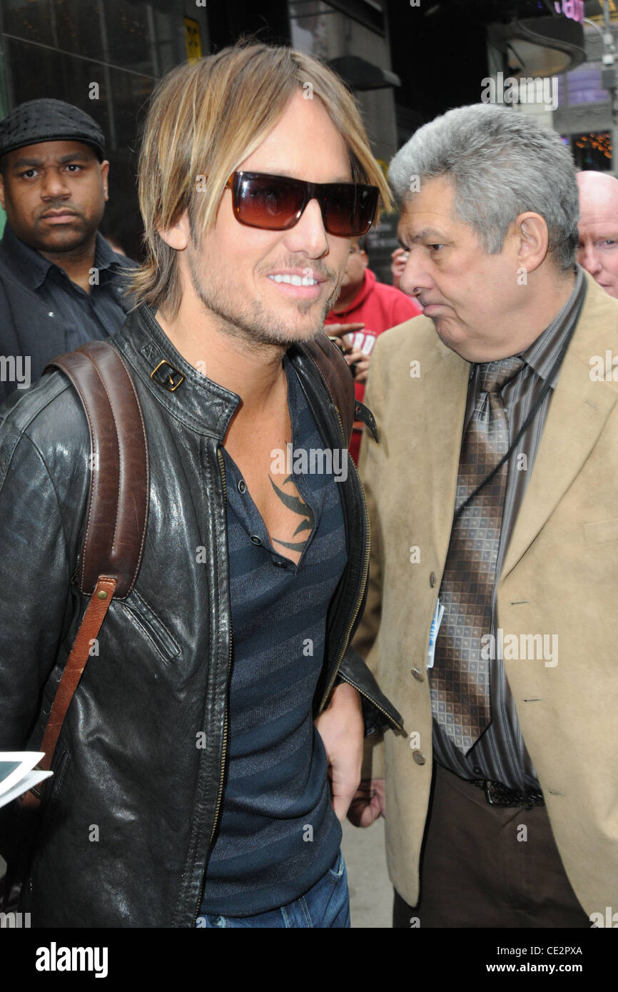 Keith Urban signs autographs for waiting fans as he leaves the 'Good ...