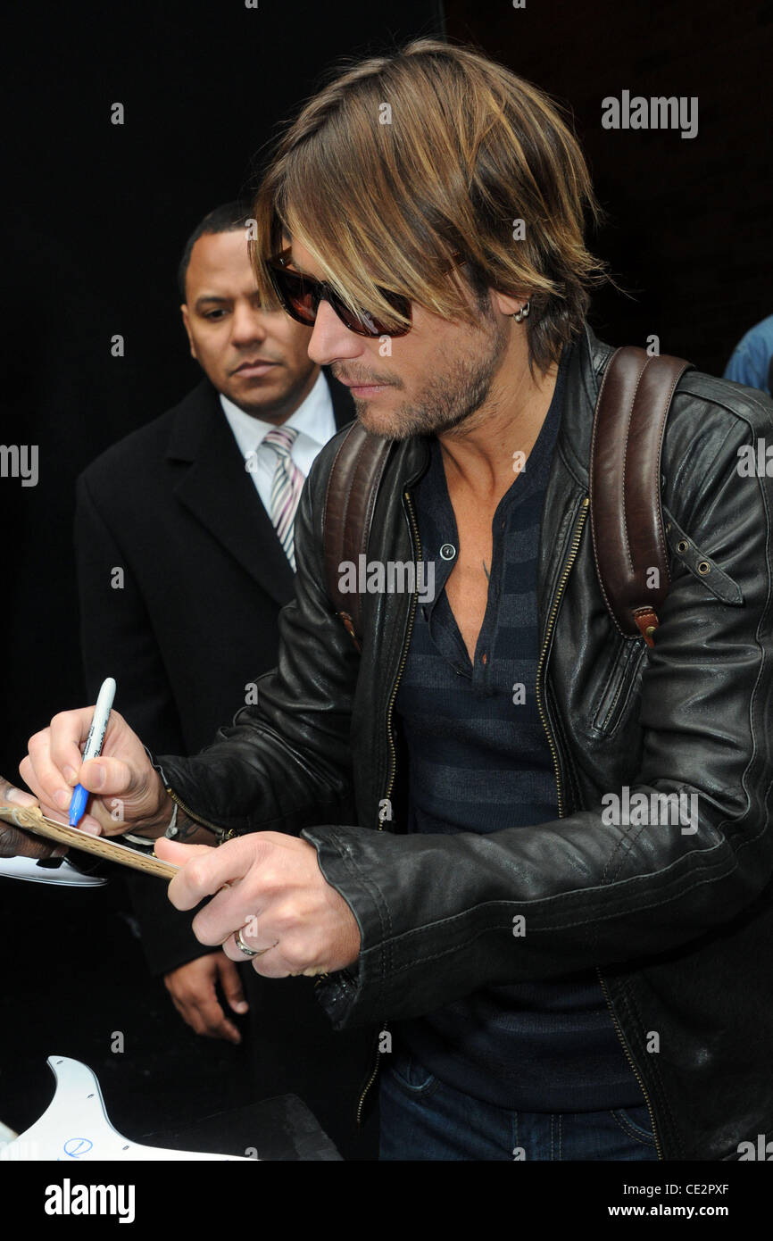 Keith Urban signs autographs for waiting fans as he leaves the 'Good ...