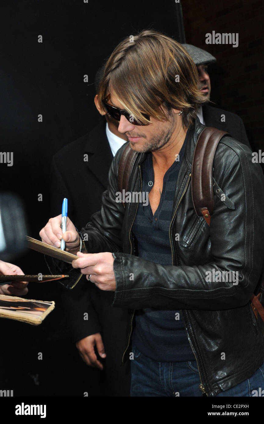 Keith Urban signs autographs for waiting fans as he leaves the 'Good ...