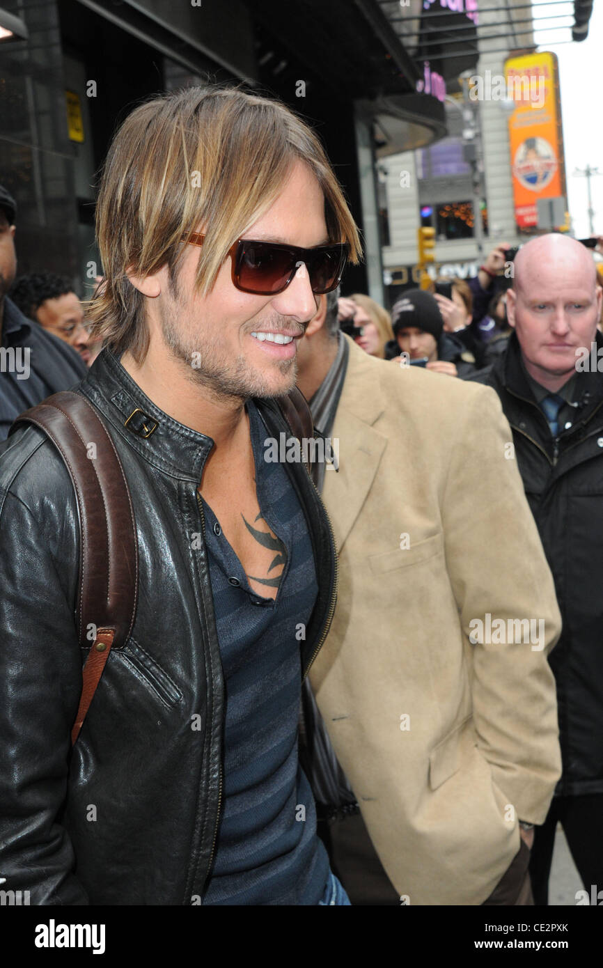 Keith Urban signs autographs for waiting fans as he leaves the 'Good ...