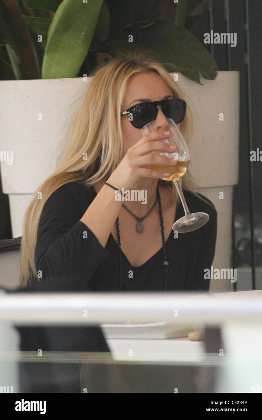 Kaley Cuoco enjoys an afternoon at lunch and shopping Los Angeles ...