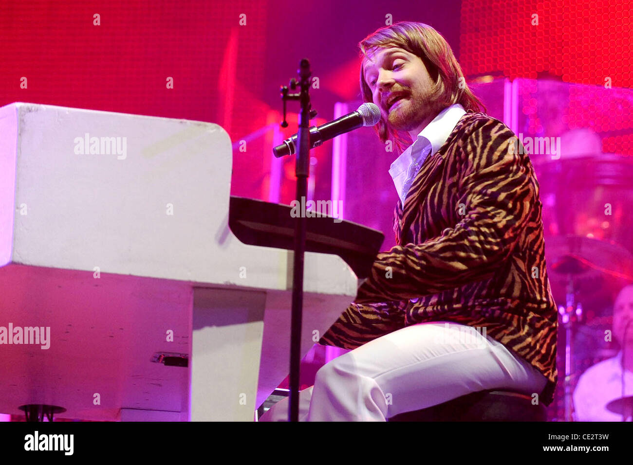The show a tribute to abba band hi-res stock photography and images - Alamy