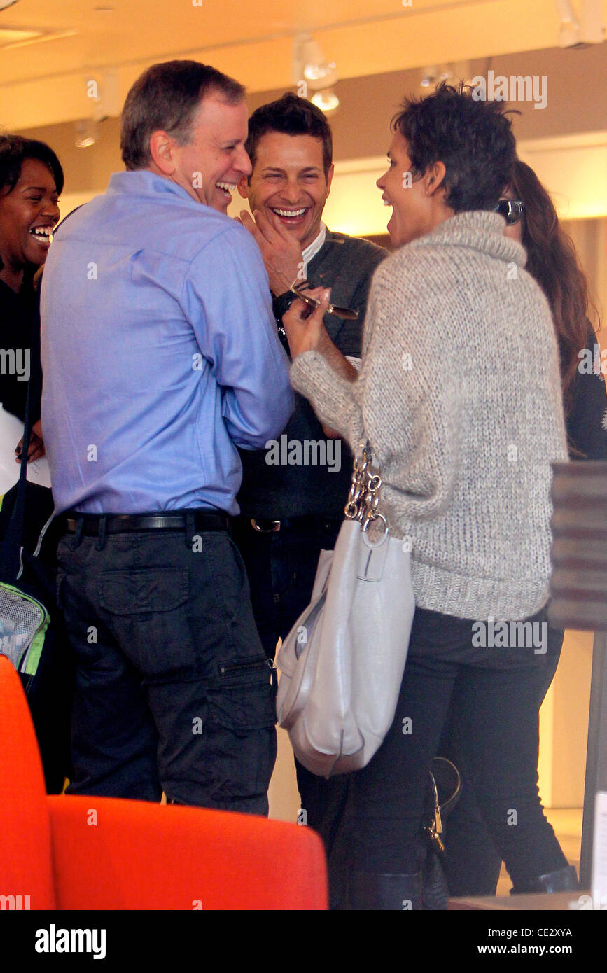 Halle berry laughing hi-res stock photography and images - Alamy