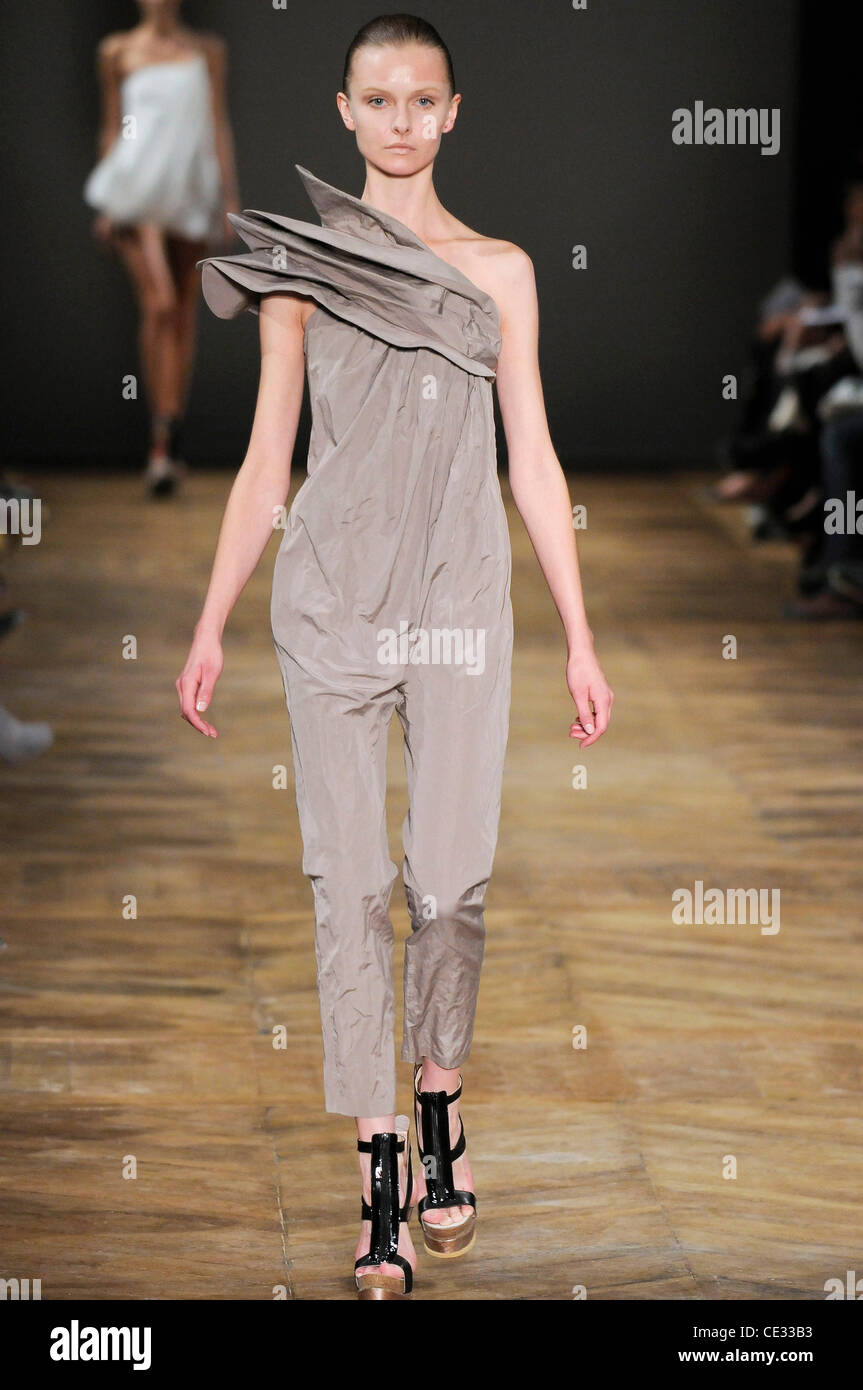 Model Paris Fashion Week Ready to Wear Spring/Summer 2011 - Amaya ...