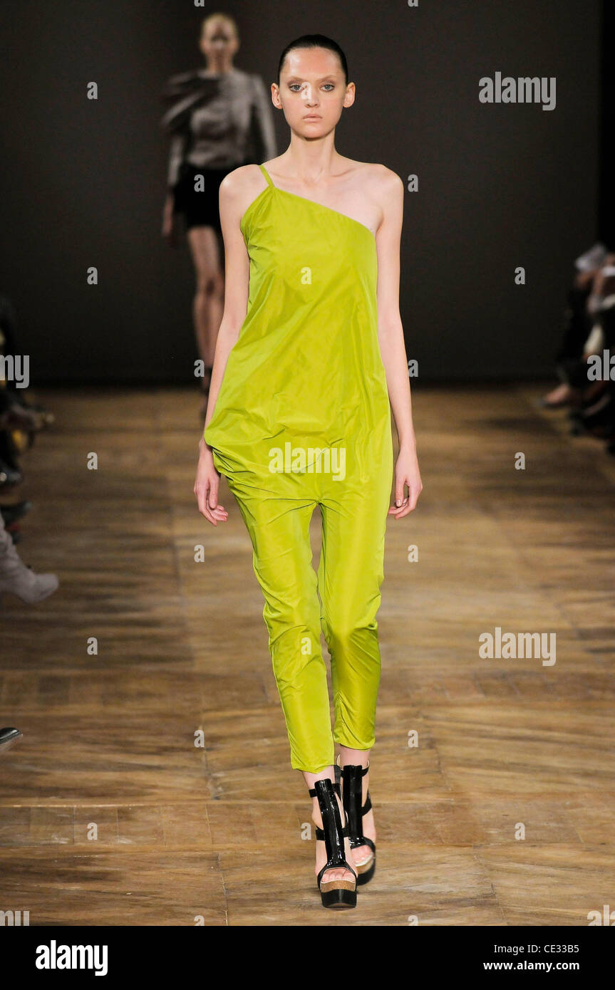 Model Paris Fashion Week Ready to Wear Spring/Summer 2011 - Amaya ...