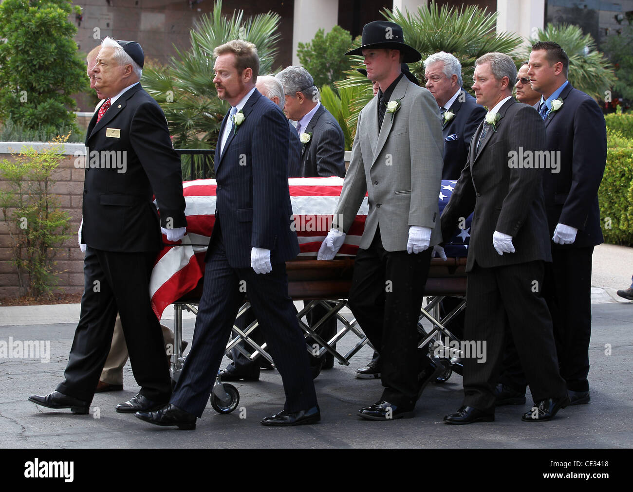 Tony curtis funeral hi-res stock photography and images - Alamy