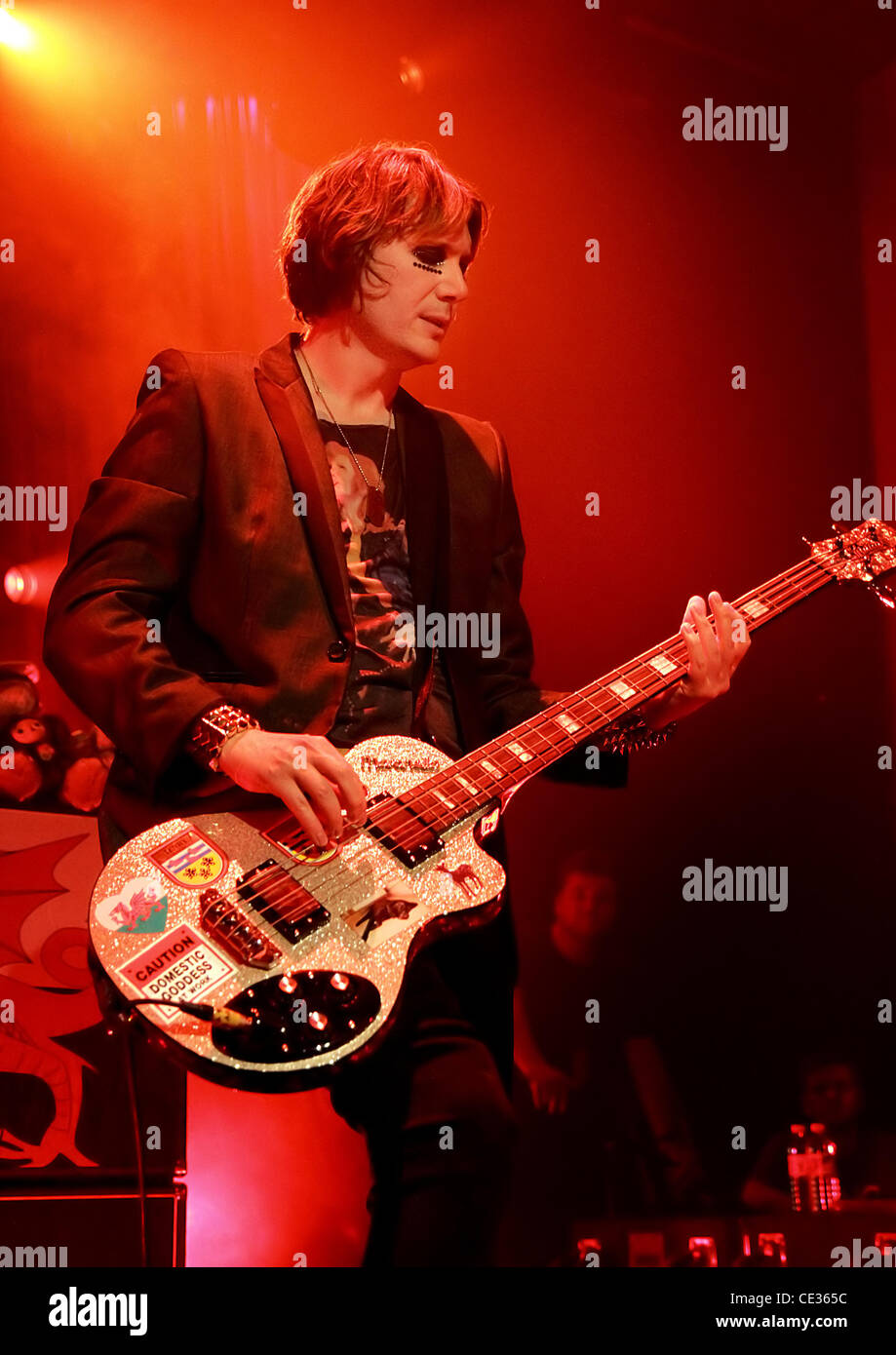 Nicky wire hi-res stock photography and images - Alamy