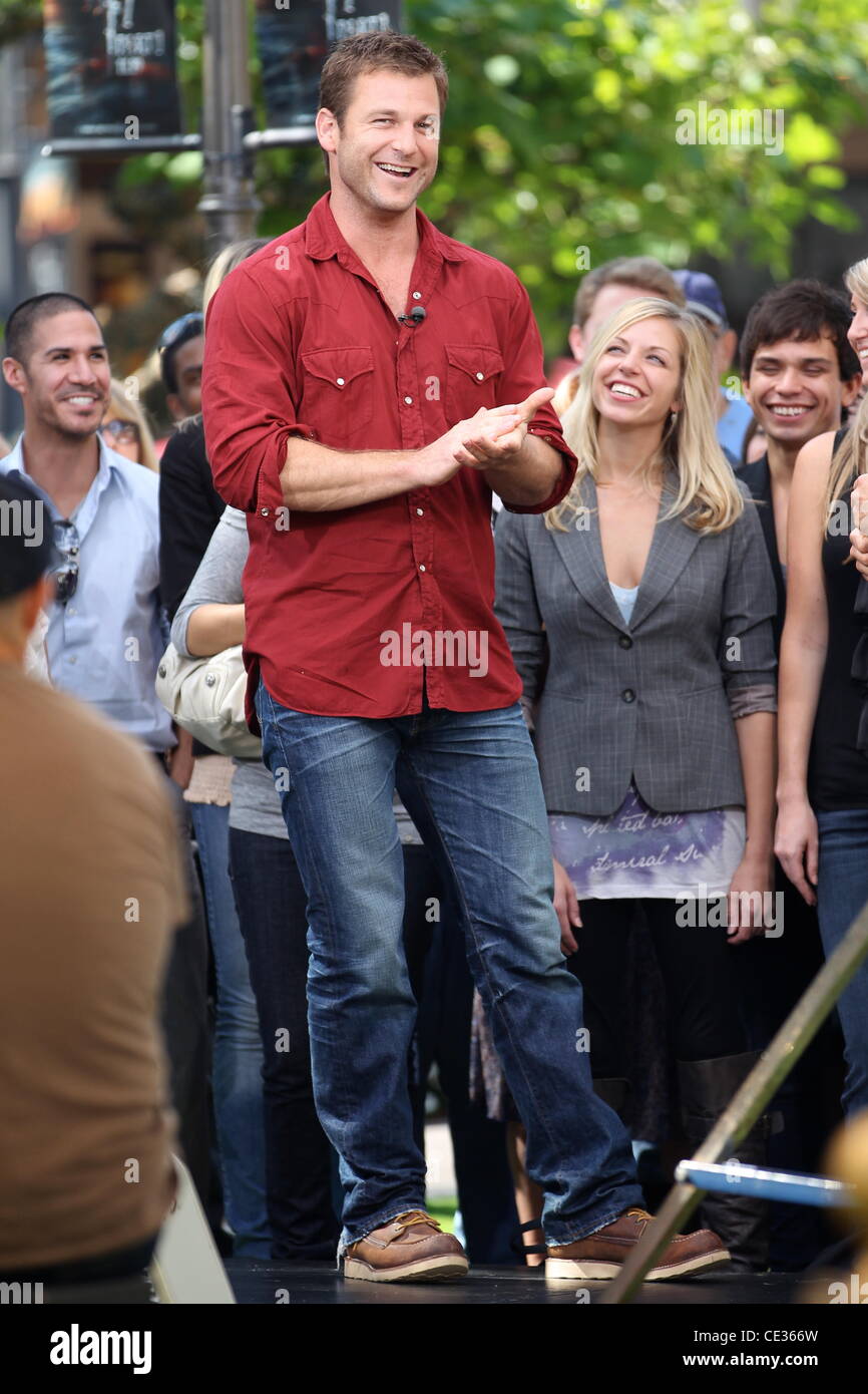 Animal trainer dave salmoni filming hi-res stock photography and images ...