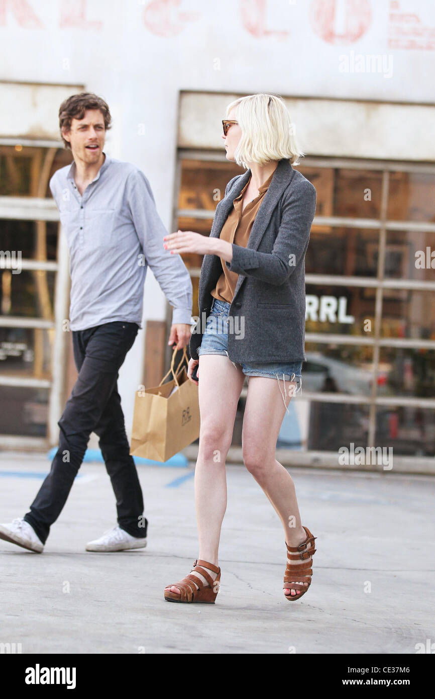 Kirsten Dunst and Jason Boesel return to her car after shopping at RRL ...