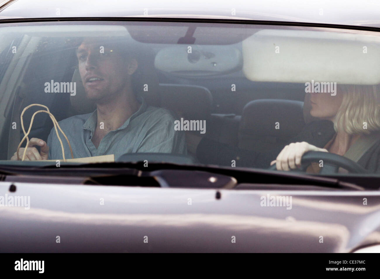Kirsten Dunst and Jason Boesel return to her car after shopping at RRL ...