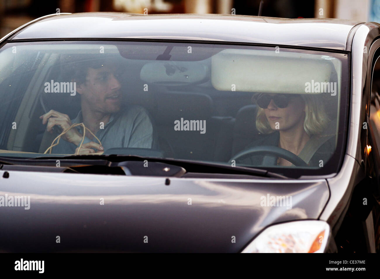 Kirsten Dunst and Jason Boesel return to her car after shopping at RRL ...