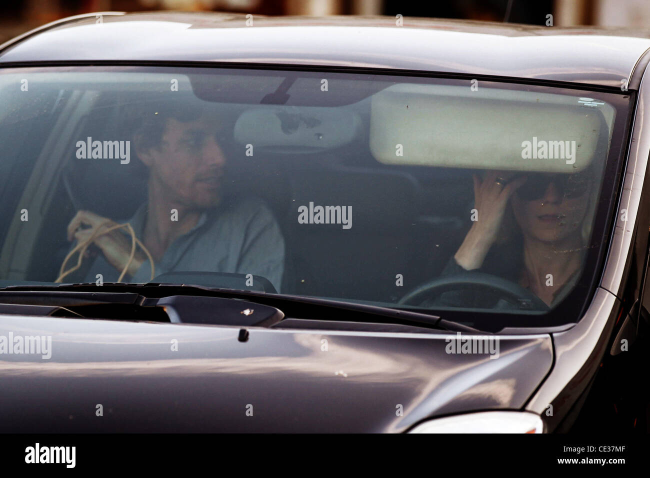 Kirsten Dunst and Jason Boesel return to her car after shopping at RRL ...