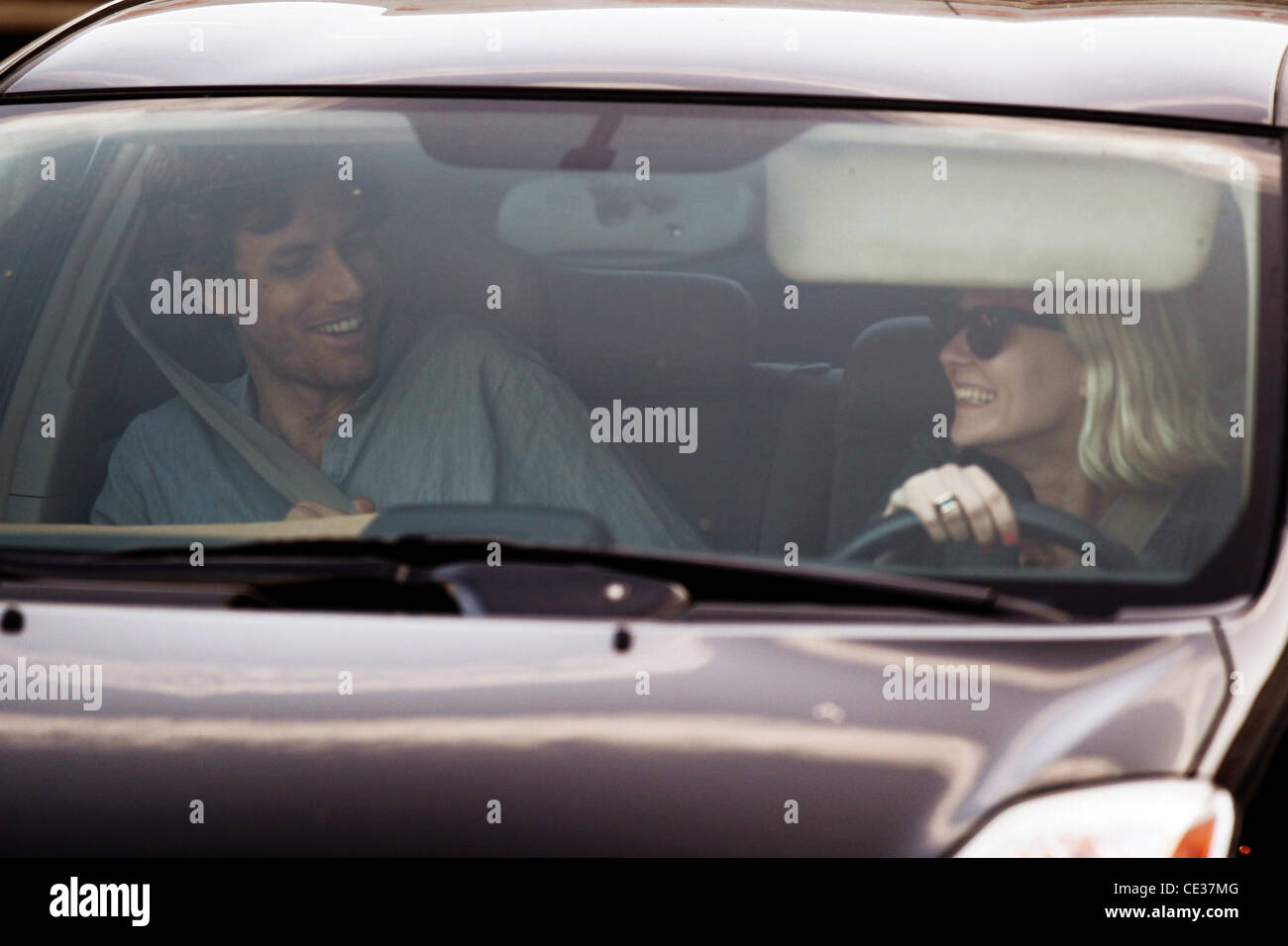 Kirsten Dunst and Jason Boesel return to her car after shopping at RRL ...