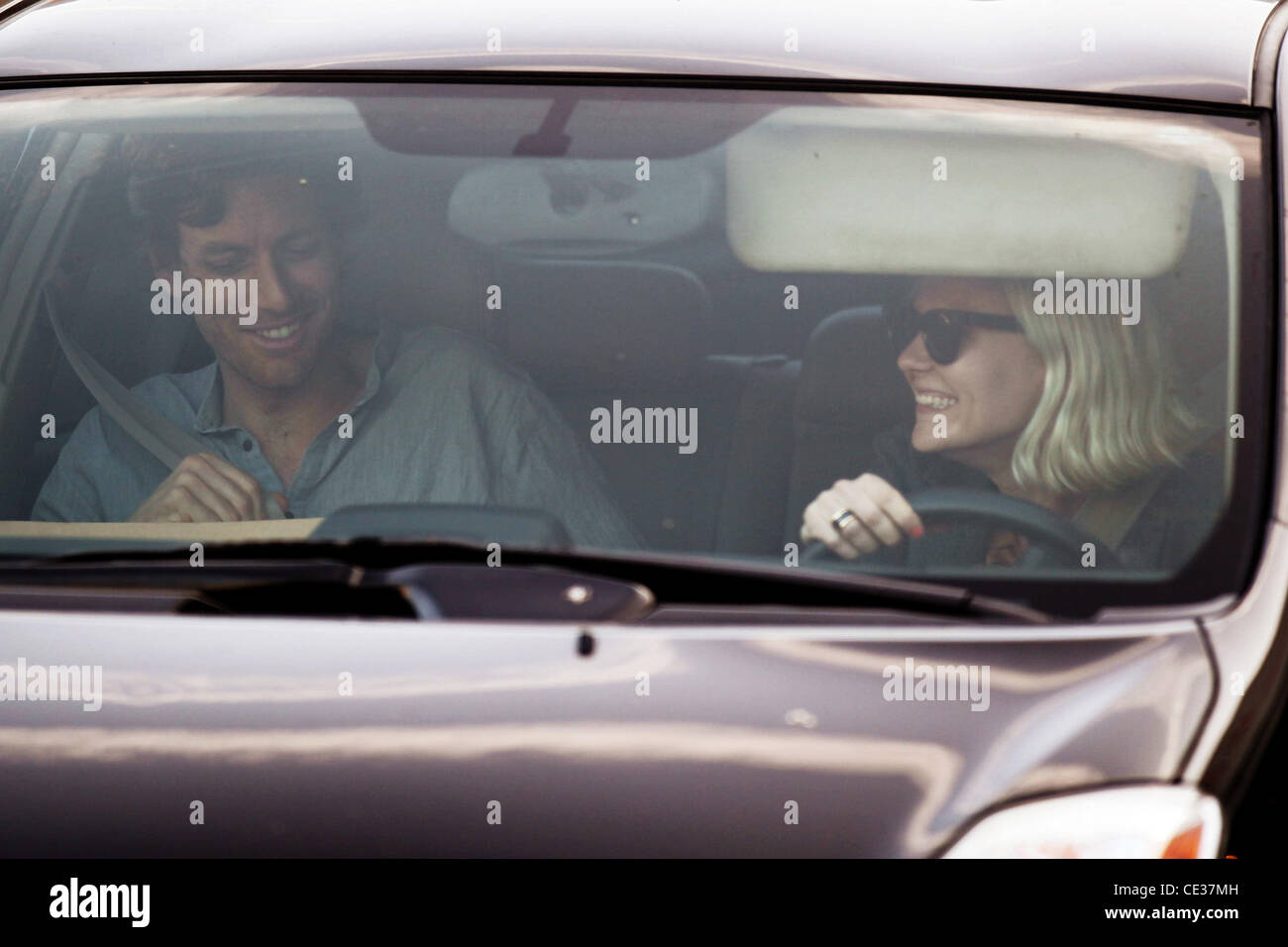 Kirsten Dunst and Jason Boesel return to her car after shopping at RRL ...